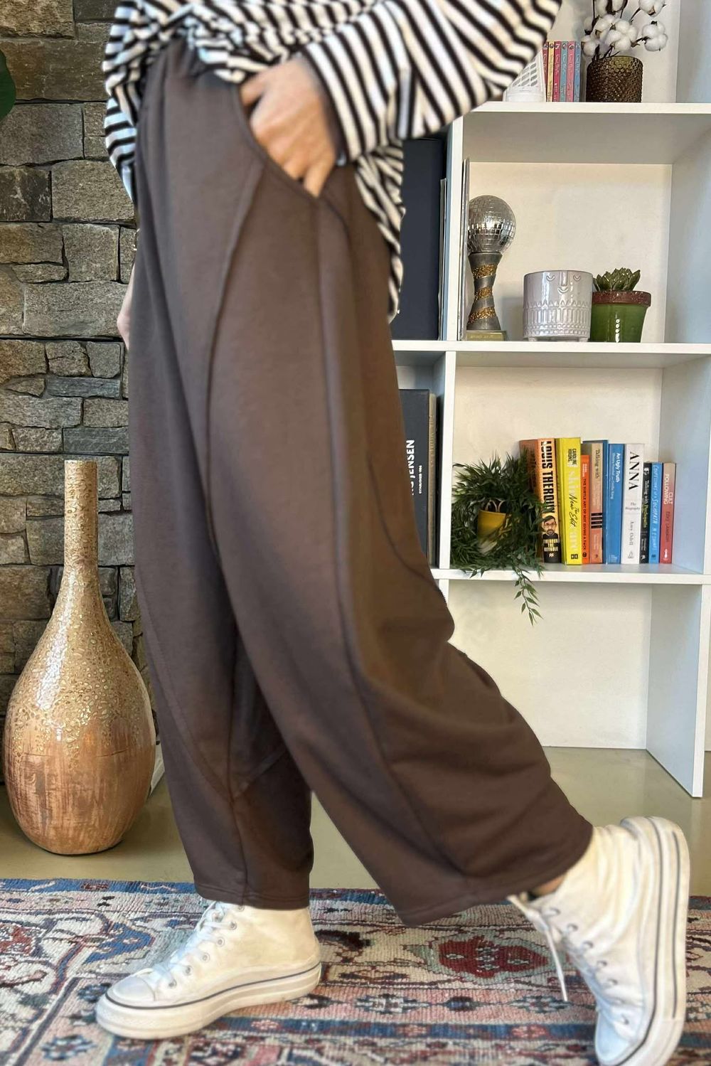 Scamp Raw Seam Barrel Pant Chocolate /11